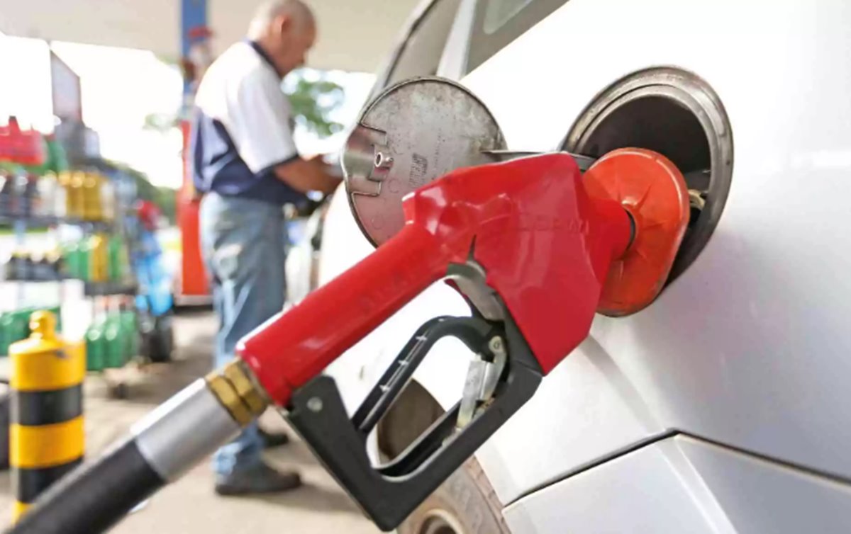 Gasolina bate novo recorde em abril. Em 12 meses, alta foi de 30,7% ...